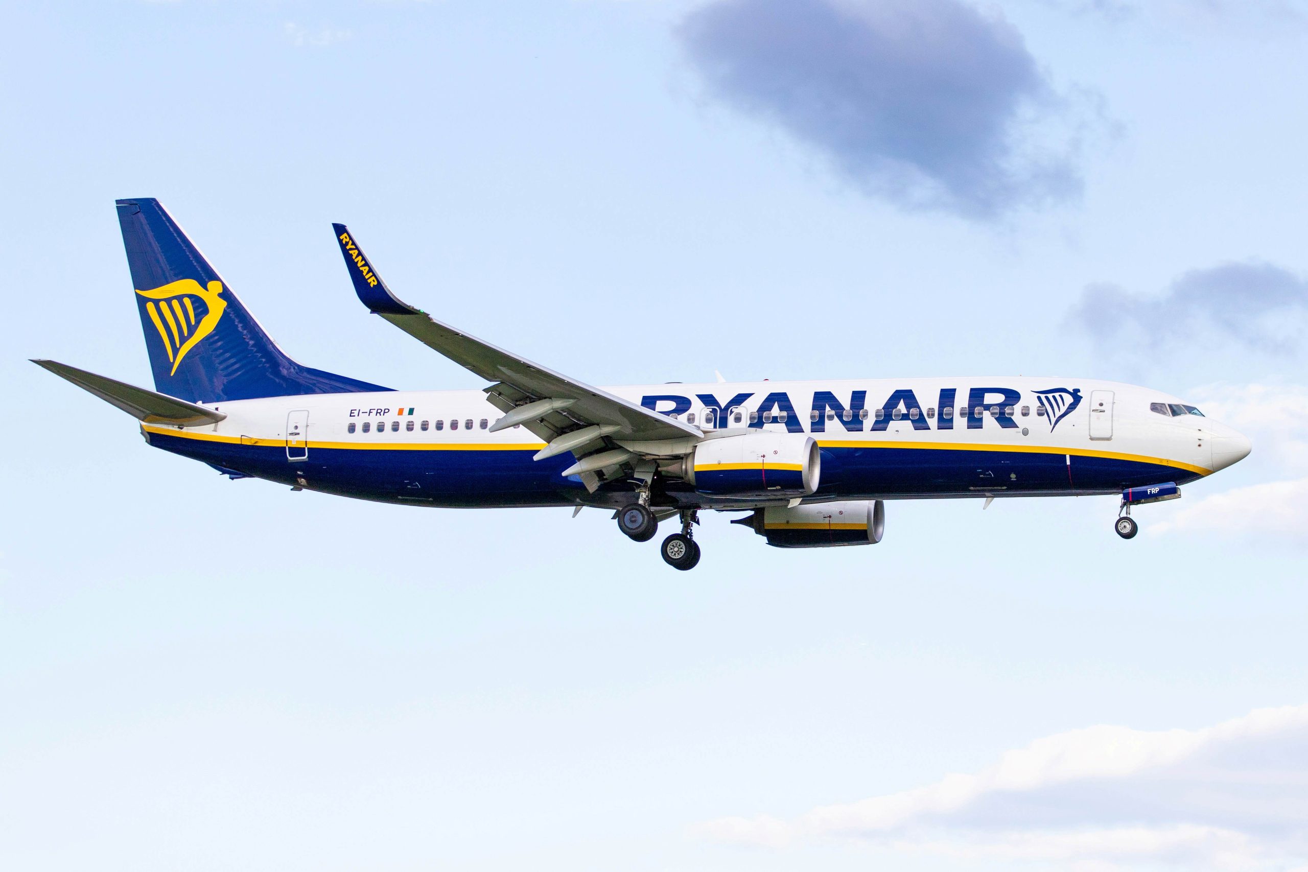 Ryanair crece un 39% en beneficios pero desciende en previsiones ...